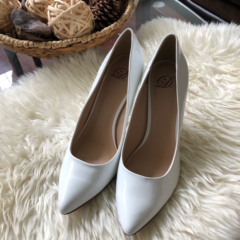 Pair Of Classic White Pointy Toe Pumps - Gem